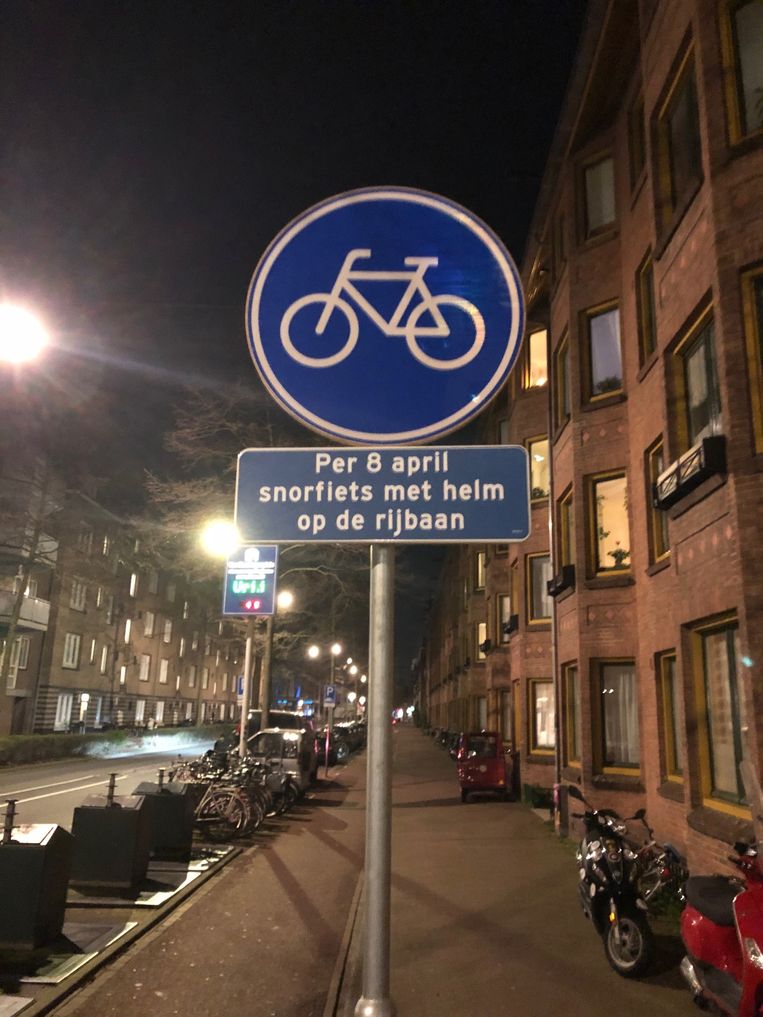 Snorfiets met helm op de rijbaan: is dat nou goed of slecht nieuws?