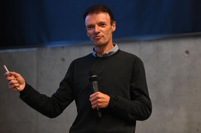 Amper een maand later brengt Johan Swinnen boek uit over zijn ...