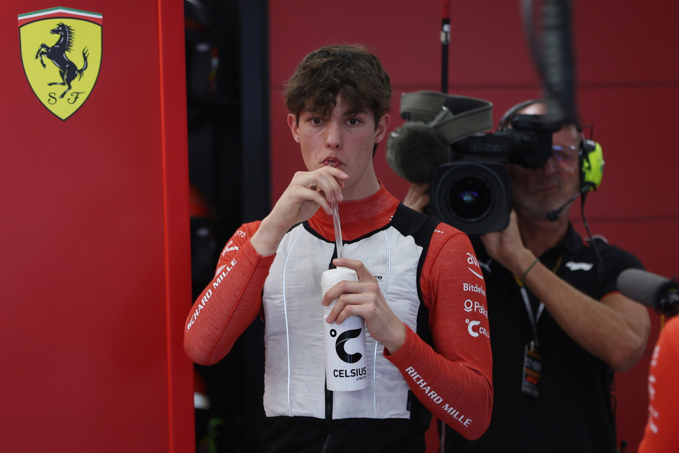 Oliver Bearman (18) groeit na unieke prestatie in Nederlandse dienst ...