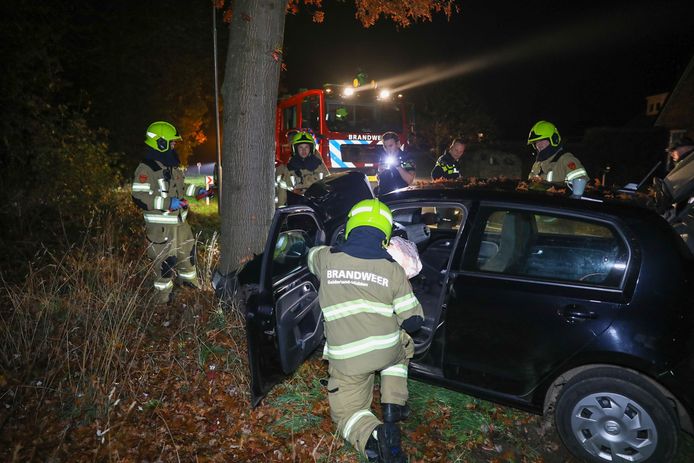 Automobilist Naar Het Ziekenhuis Na Botsing Tegen Boom In