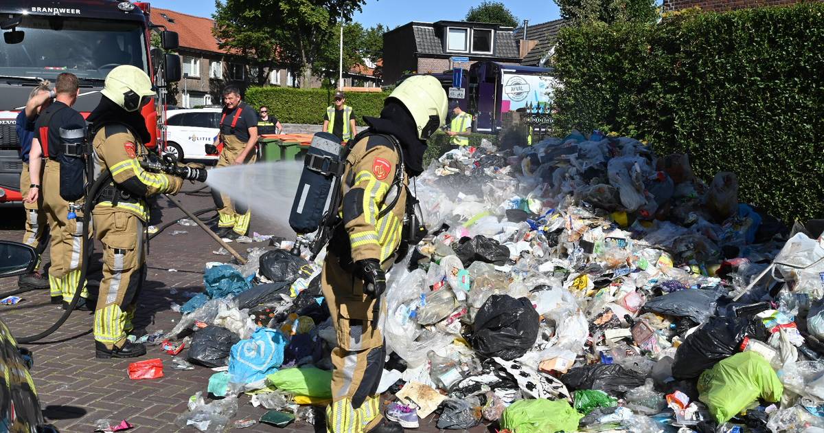 Brandend afval uit vuilniswagen op straat gekieperd om te kunnen blussen | Breda | AD.nl