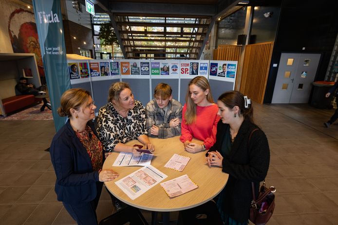 Is politiek saai? Deze school in Emmeloord laat de verkiezingen niet ...