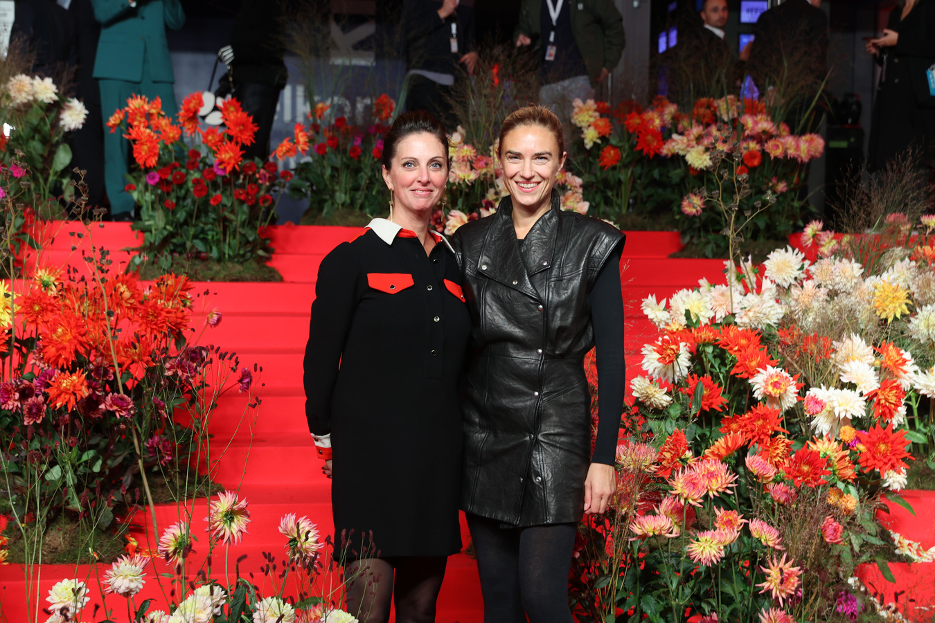 IN BEELD. Freya Van den Bossche brengt vriendin Eva mee naar opening ...