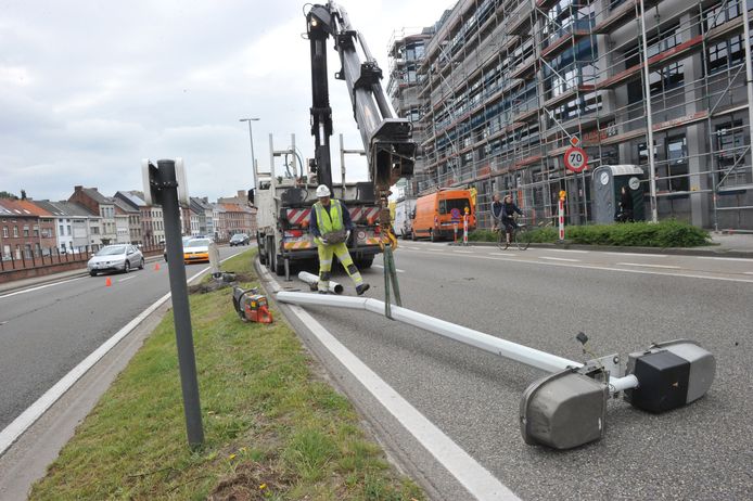 Vrouw rijdt verlichtingspaal omver | Mechelen | hln.be