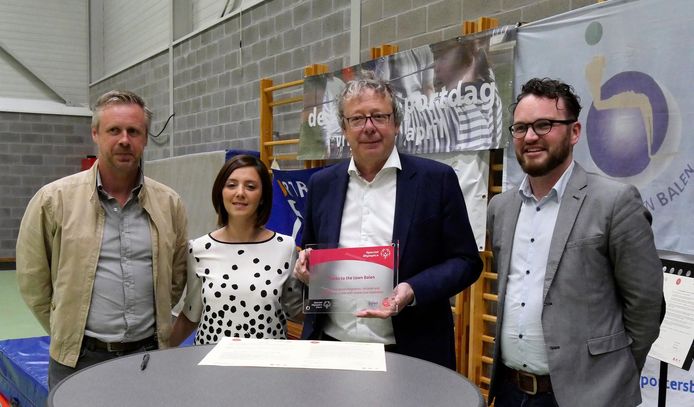 Johan Leysen mag vierde sjerp omgorden in Balen | Balen | hln.be