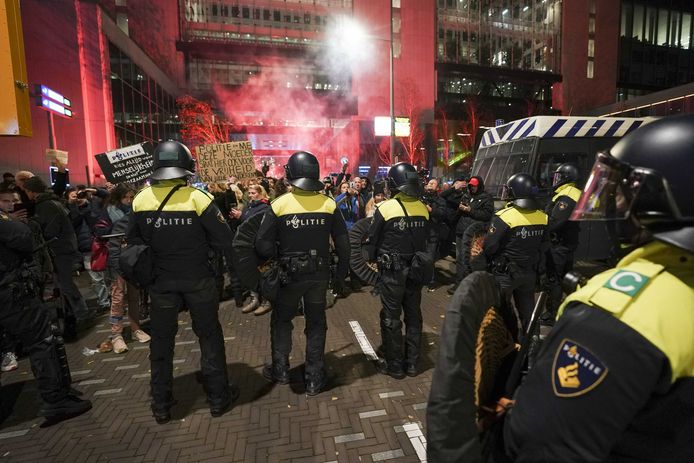 Negentien mensen aangehouden bij rellen in Den Haag | Buitenland | hln.be