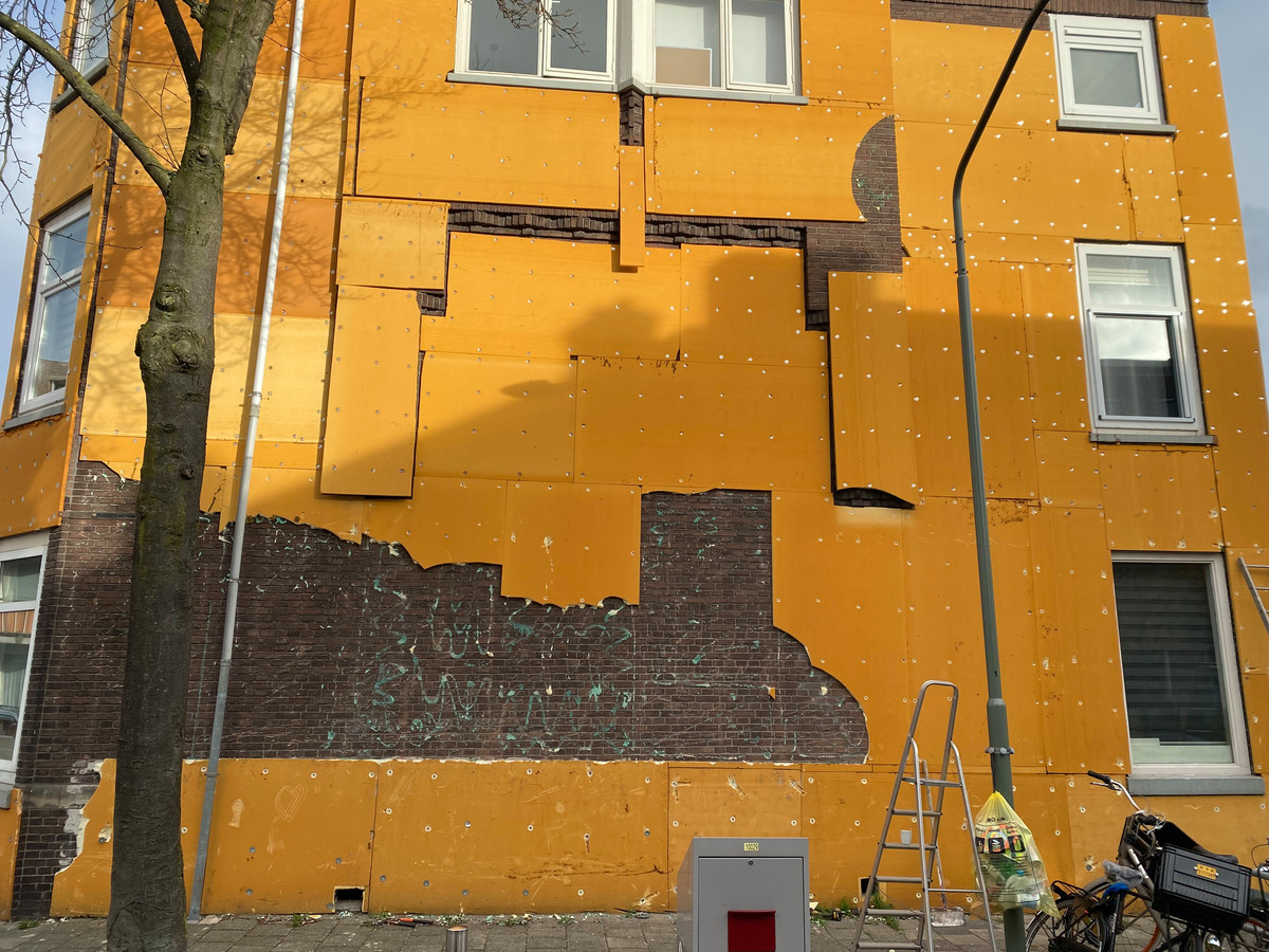 Vijf maanden keek de buurt aan tegen dit bizarre gele huis, nu gaat de ...