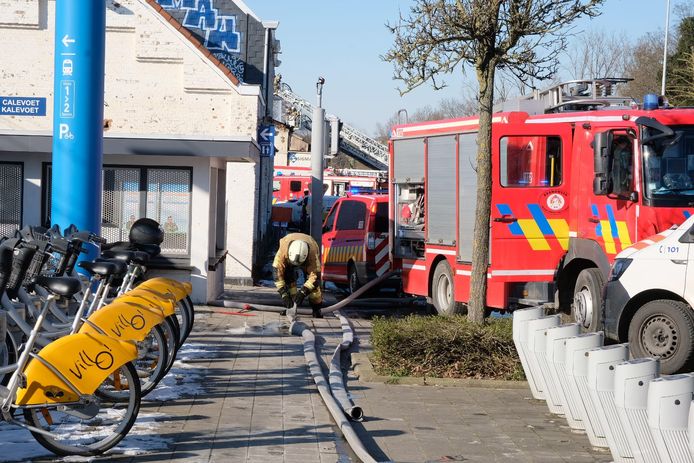 Veel rook door hevige brand in verlaten station Ukkel-Kalevoet: “Houd ...