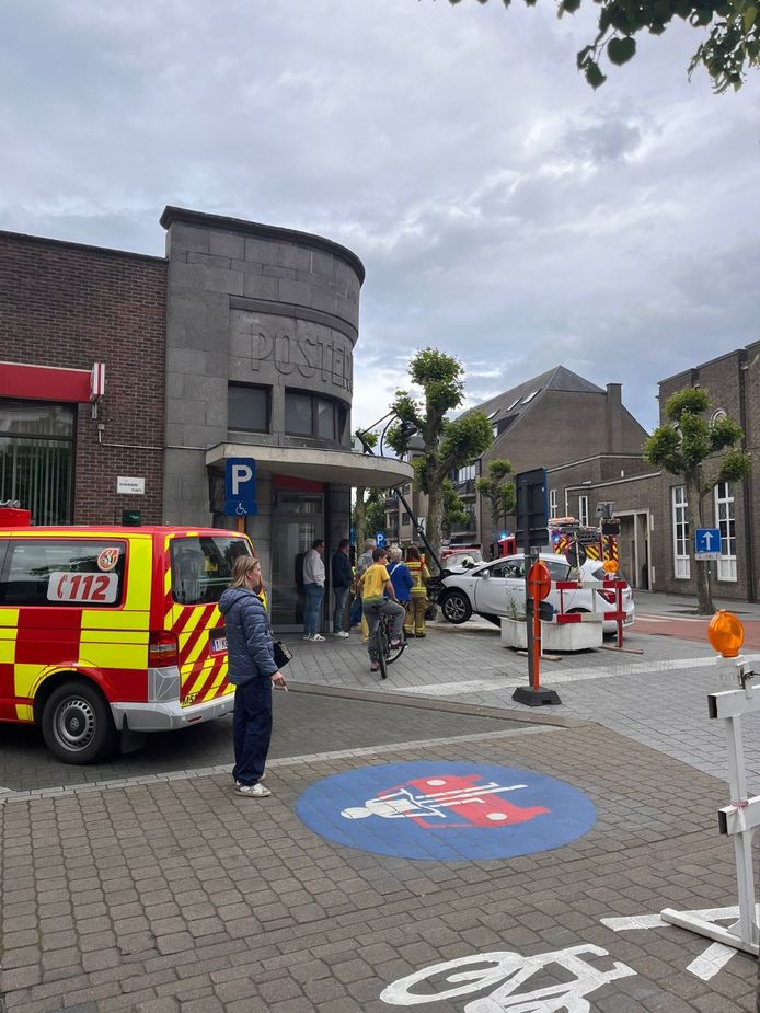 Bestuurster rijdt tegen verlichtingspaal aan het postgebouw | Maldegem ...