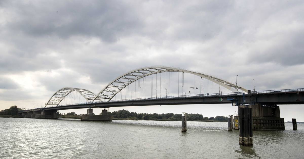 Vijf bouwvakkers Merwedebrug onwel geworden, steigerbouw stilgelegd ...