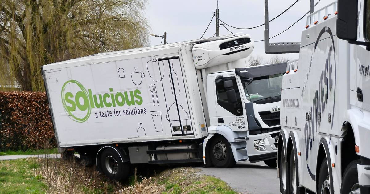 Vrachtwagen raakt vast met achterwielen in gracht: grote hijskraan ...