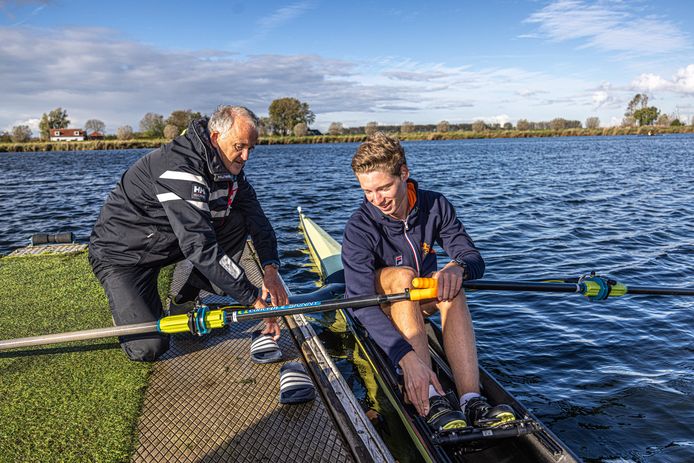 Zwollenaren geloven heilig in roeitalent Jelmer en schieten nieuwe boot ...