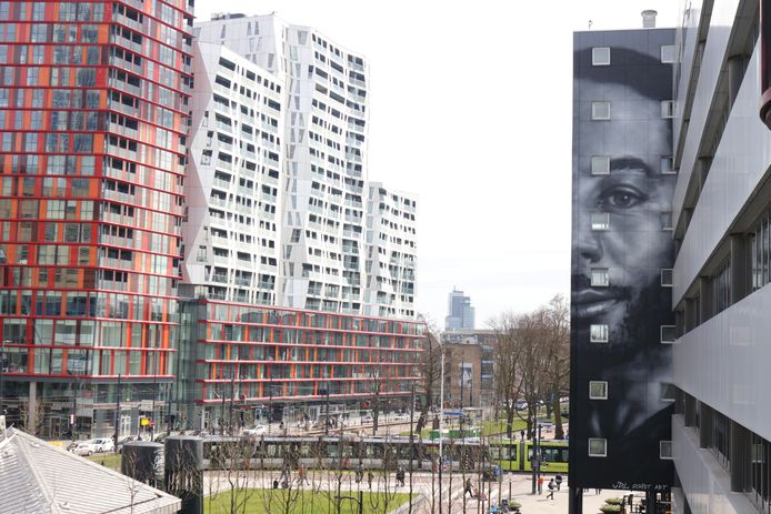 Rapper Winne vereeuwigd aan het Kruisplein | Rotterdam | AD.nl