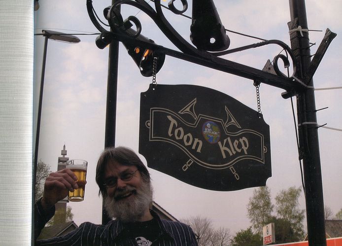 Boegbeeld Gemertse Kleppenjagers Toon ‘Klep’ van Houtert (73) overleden | De Peel | ed.nl