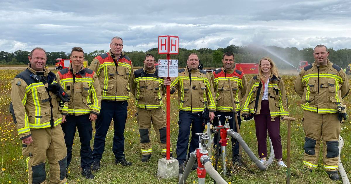Brandweer Zone Rand test nieuw materiaal uit op vliegveld | Malle | hln.be