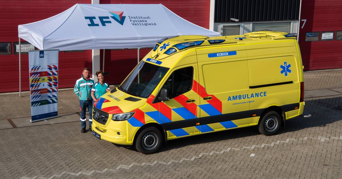 Zo zijn de nieuwe ambulances nog beter zichtbaar | Gouda | AD.nl