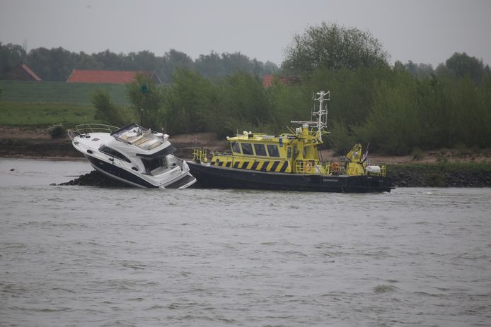 Jacht vaart op krib langs de Waal bij Gendt | Lingewaard | AD.nl