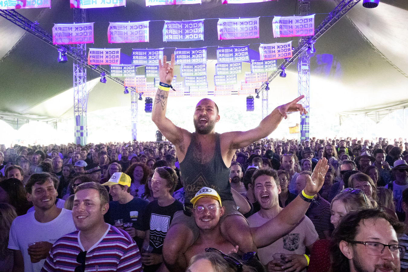 IN BEELD: 10.000 festivalgangers genieten van uitverkocht Rock Herk ...