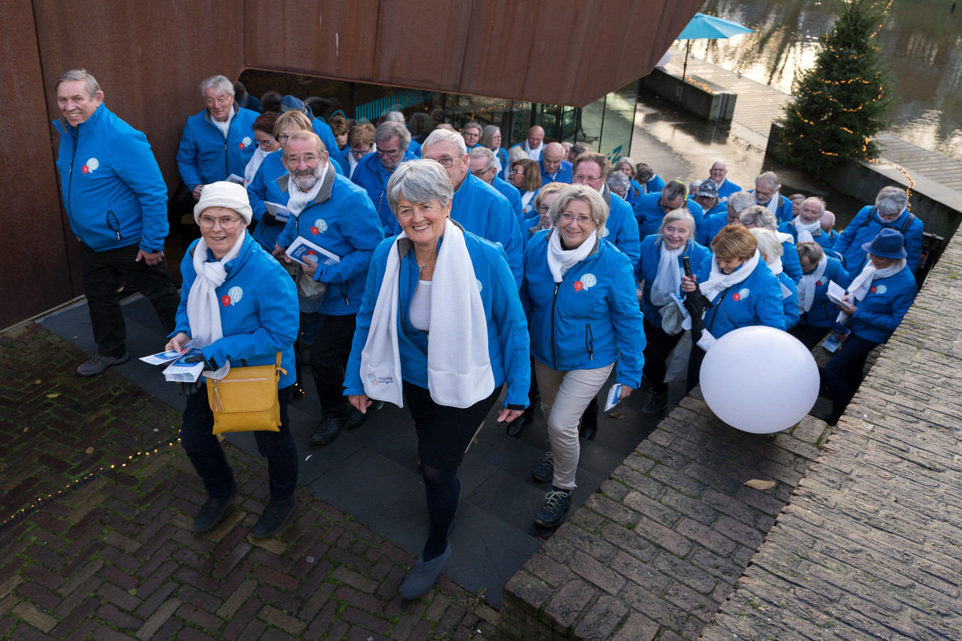 Gratis busjes in Den Bosch zijn nu blauw en vallen veel meer op: ‘Het ...