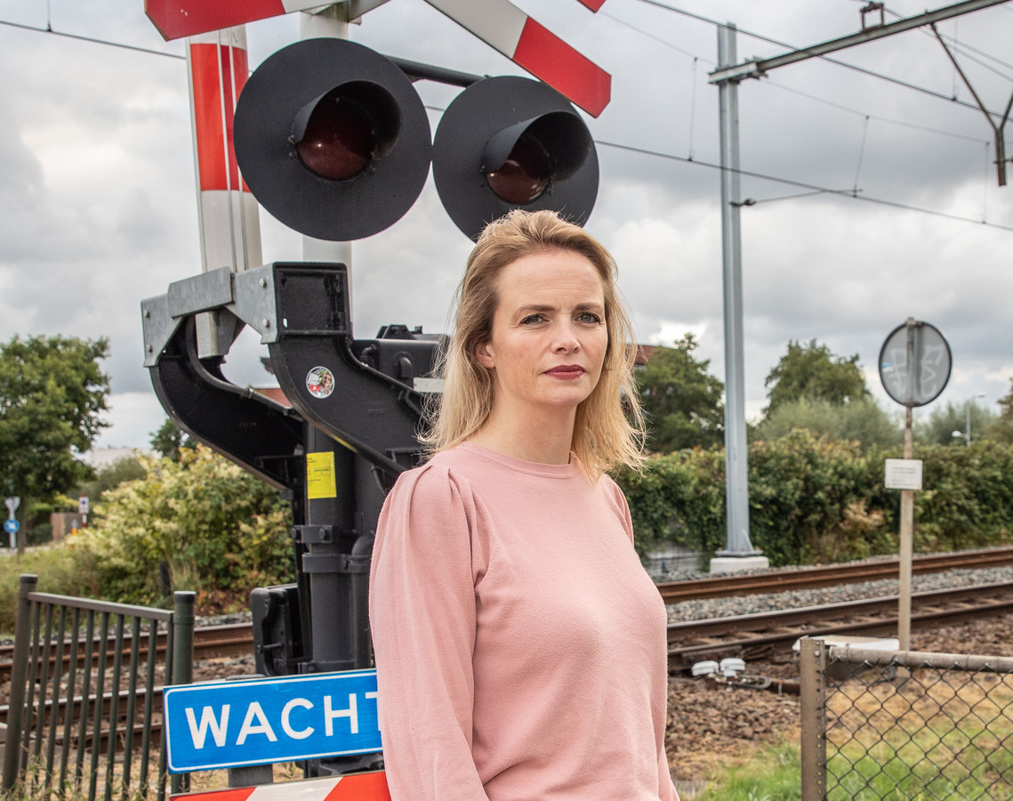 Elf verzakkingen op Zeeuwse spoorlijn door natte kleigrond en ...