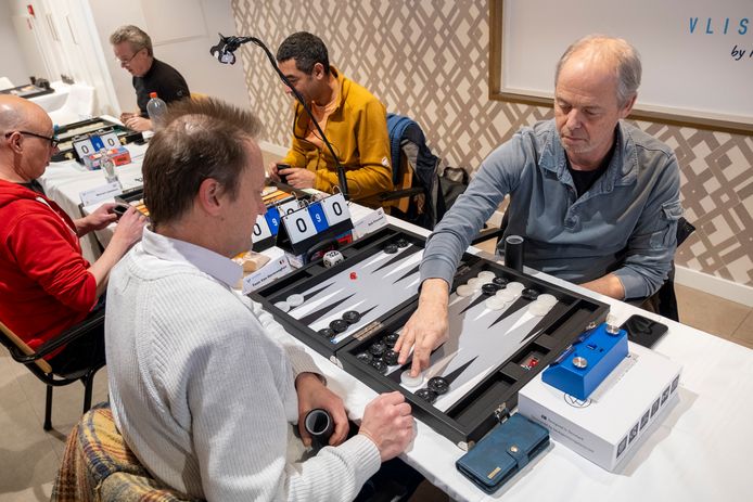 Kampioenen en kroegspelers spelen backgammon in Vlissingen: ‘Dit ...