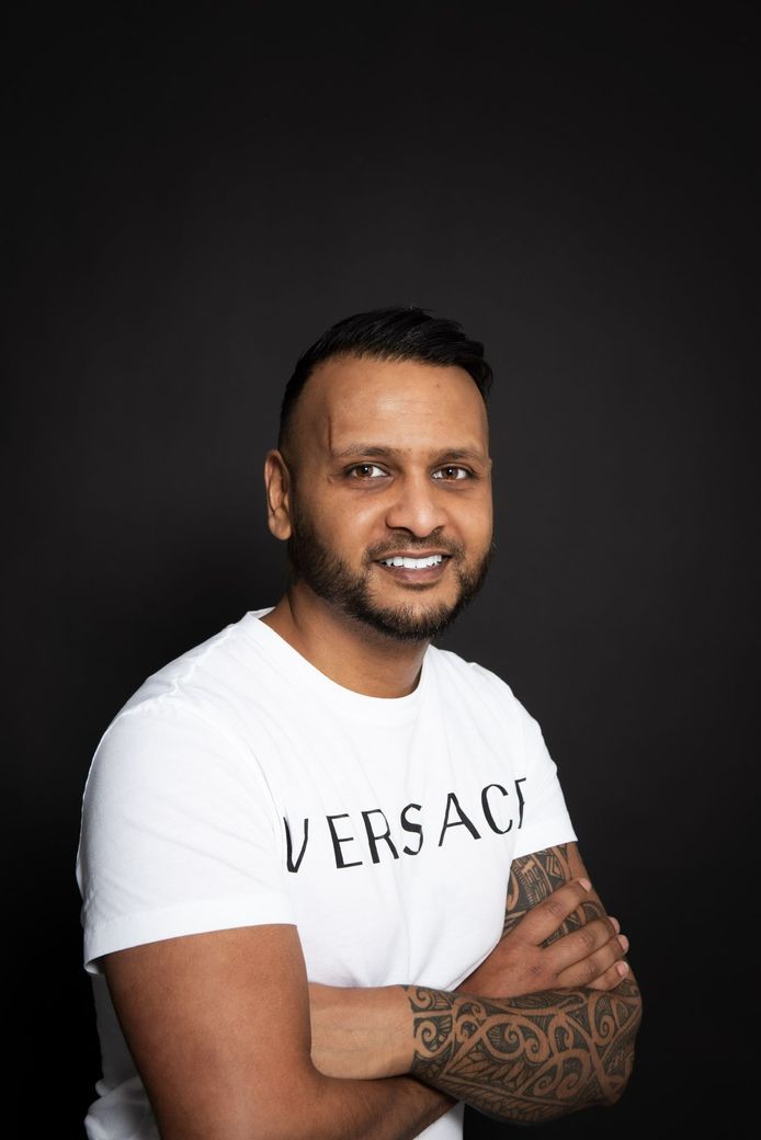 Cha Chi Versaci geeft kinderen Playstations, zodat ze een jeugd krijgen die hij zelf nooit heeft ...