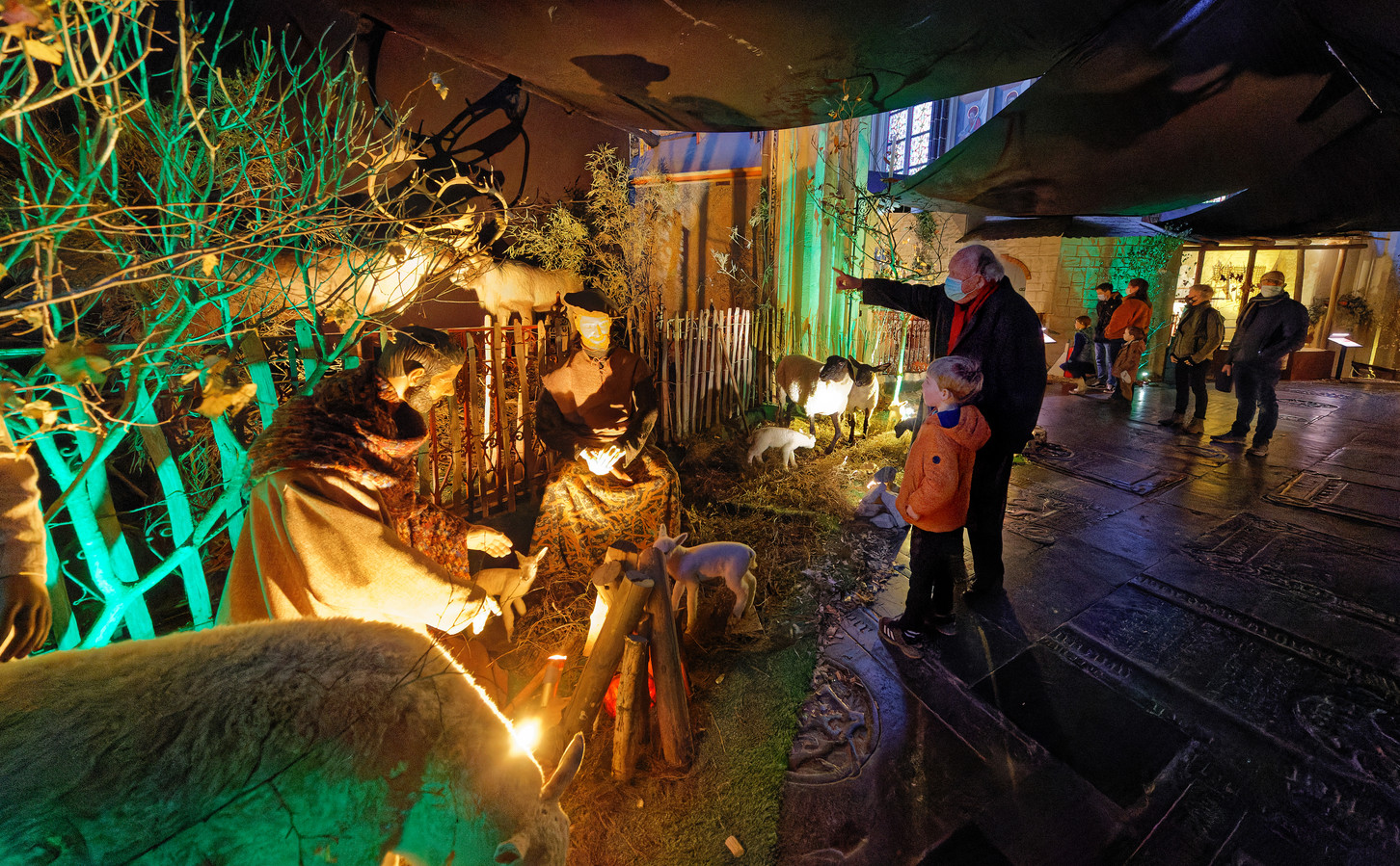 800 jaar geleden geboren in de Sint Jan: baby Jezus, midden tussen de ...