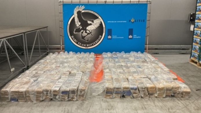 Douane vindt bijna 90 miljoen euro aan cocaïne in container met bananen ...