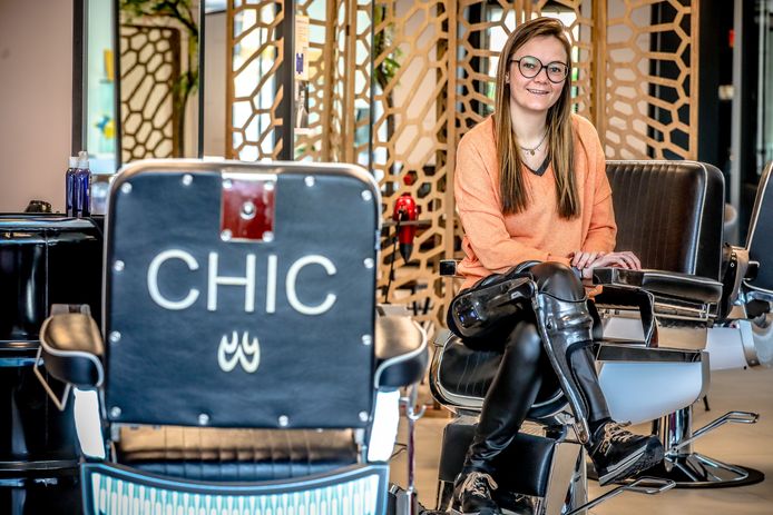 Kapster Delfien (33) raakte verlamd na bevalling van haar vierde kindje ...