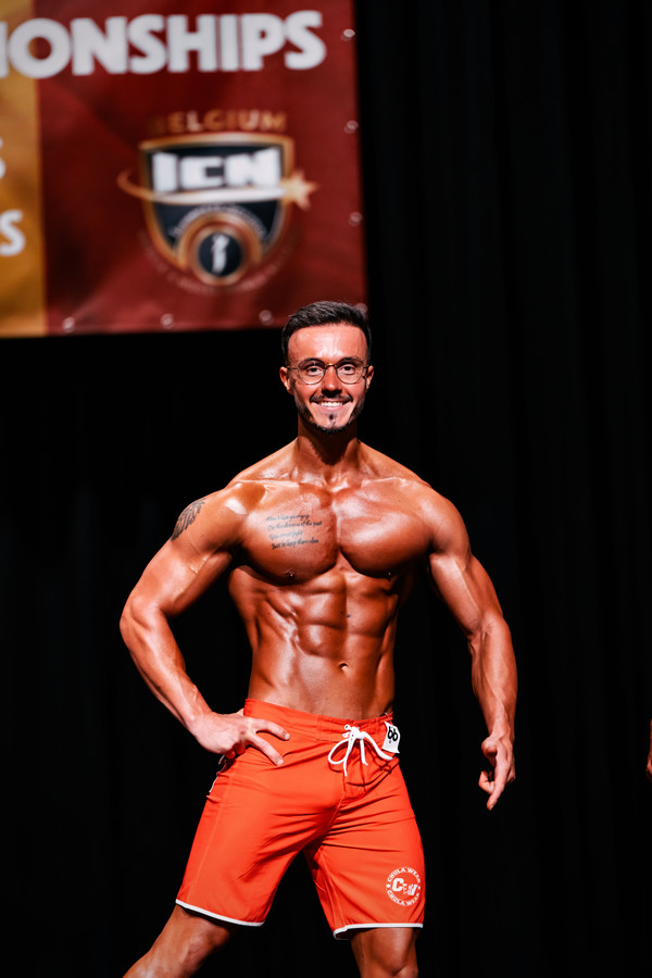 Jonas (27) kroont zich tot Belgisch kampioen bodybuilding: “Altijd chips en pizza blijven eten ...