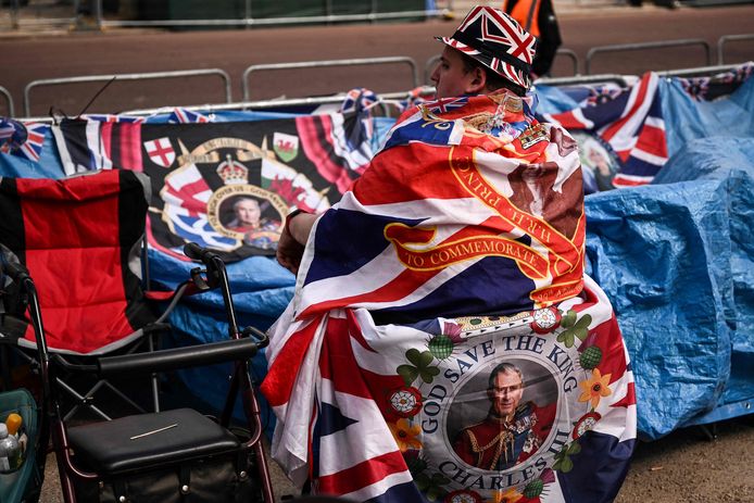 Britse royalty-fans pakken uit met kostuums en hopen glimp van ...