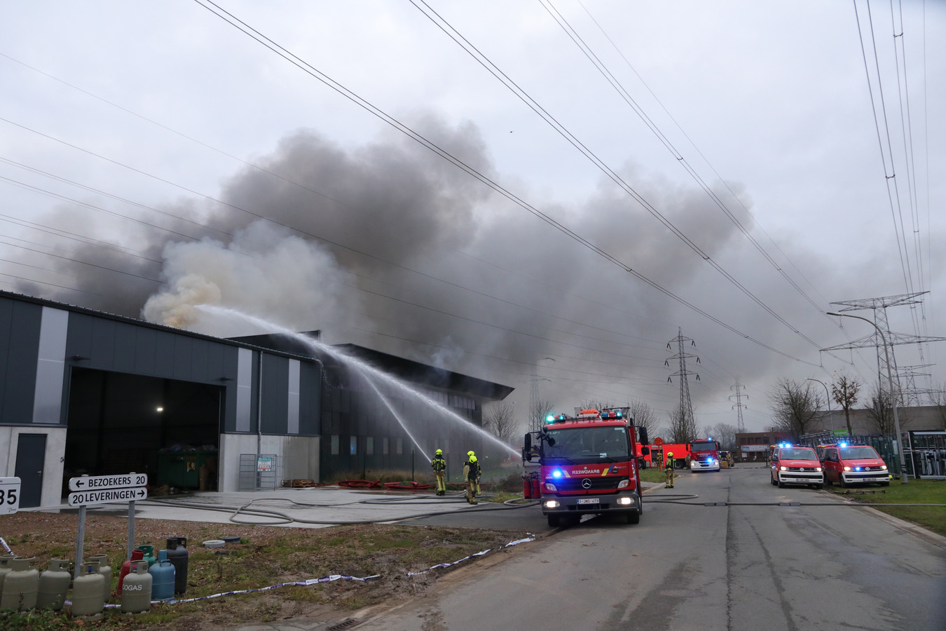 Grave incendie dans une zone industrielle de Flandre: 50.000 personnes ...