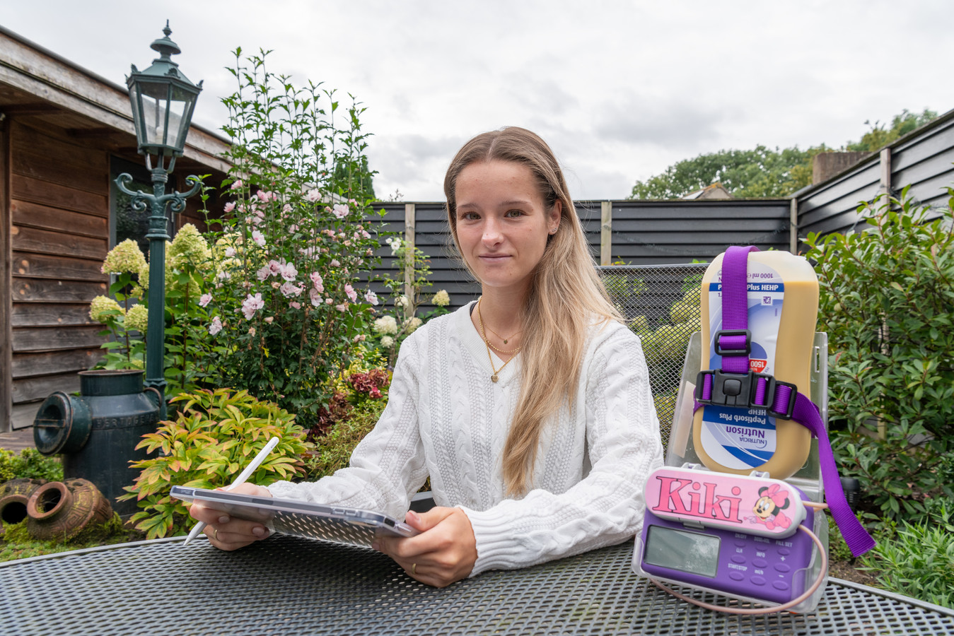 Kiki heeft pijn bij alles wat ze eet en drinkt: ‘Artsen schoven het ...