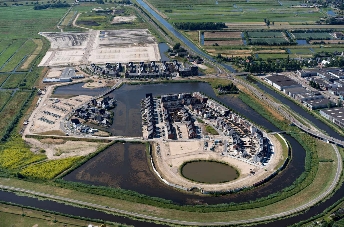 Nieuwe wijk Westergouwe te verkennen per kite-vlieger of kano | Foto ...