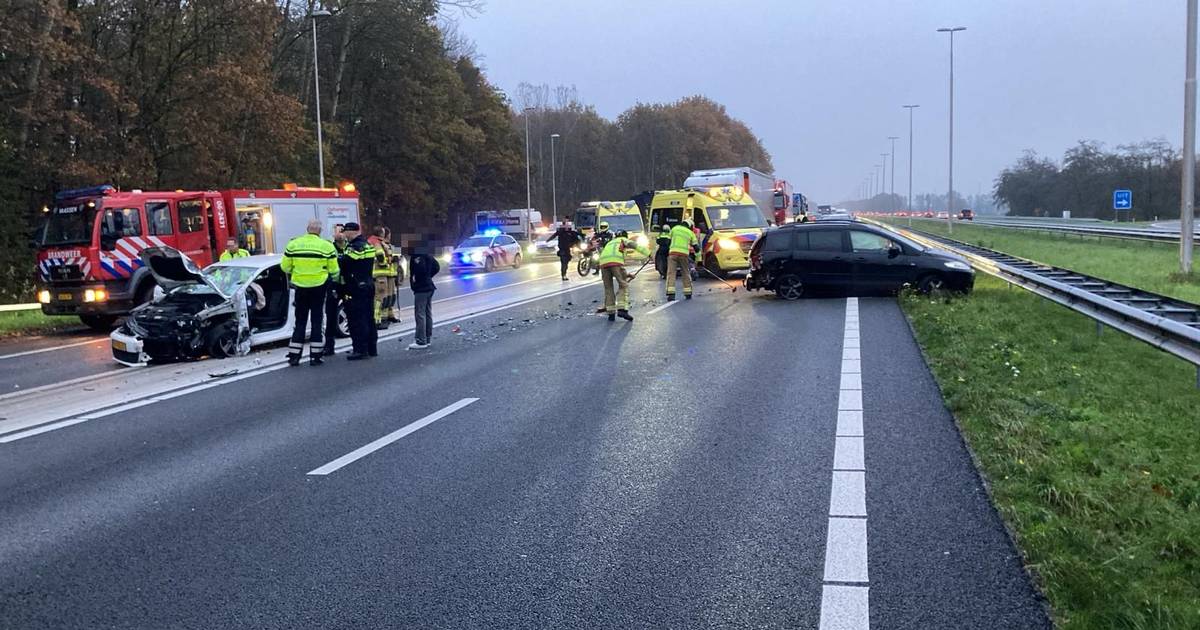 Verkeerschaos op (en rond) A50 tussen Heerde en Vaassen door zwaar ongeluk: snelweg dicht ...