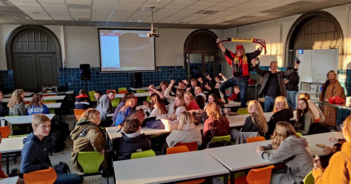 Leerlingen Maerlant Atheneum kijken naar België-Kroatië op groot scherm in het schoolrestaurant ...