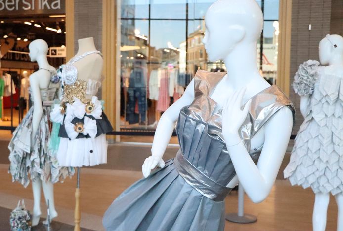 Des robes de soirée en bouchons, canettes, CD... sont exposées à ...