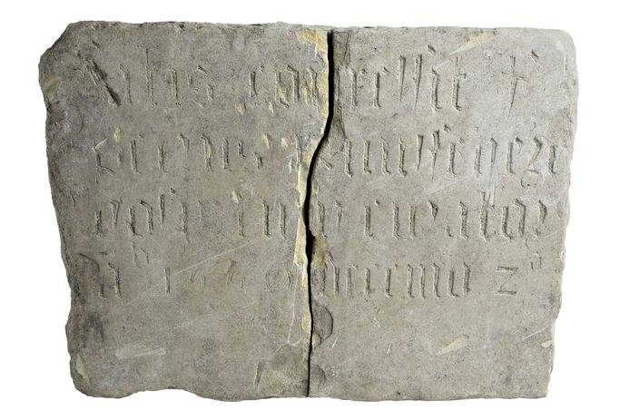 Familie schenkt toevallig ontdekt grafsteentje aan archeologische ...
