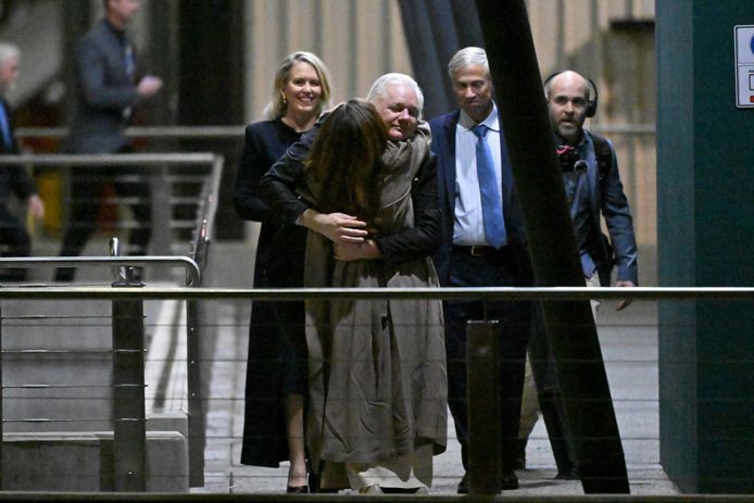 Julian Assange als vrij man aangekomen in Australië en herenigd met ...