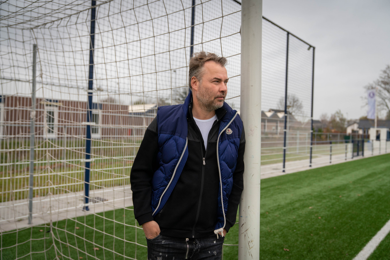 Festivalgoeroe en miljonair helpt voetbalclub Valburg | Foto ...