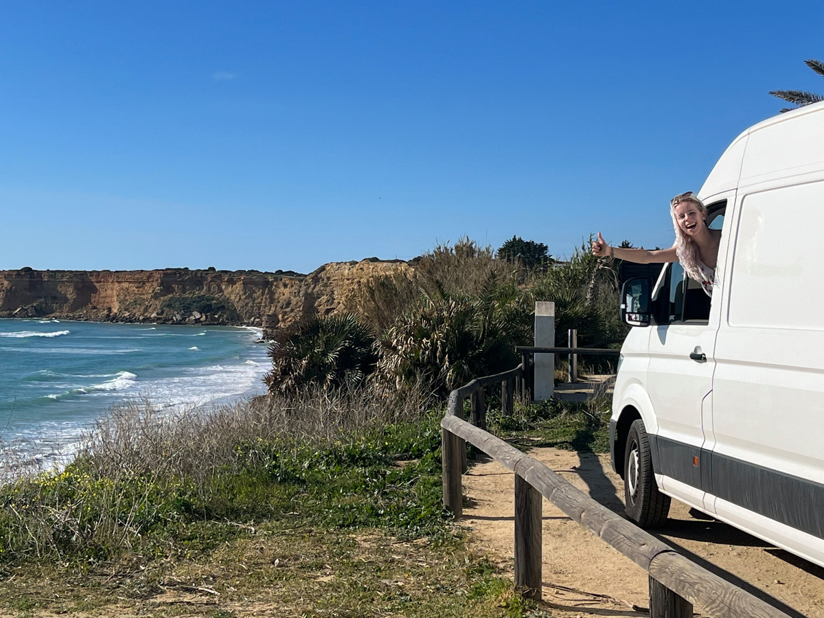 Avonturier Kim wil geen saaie workaholic zijn: nu toert ze in een bus ...
