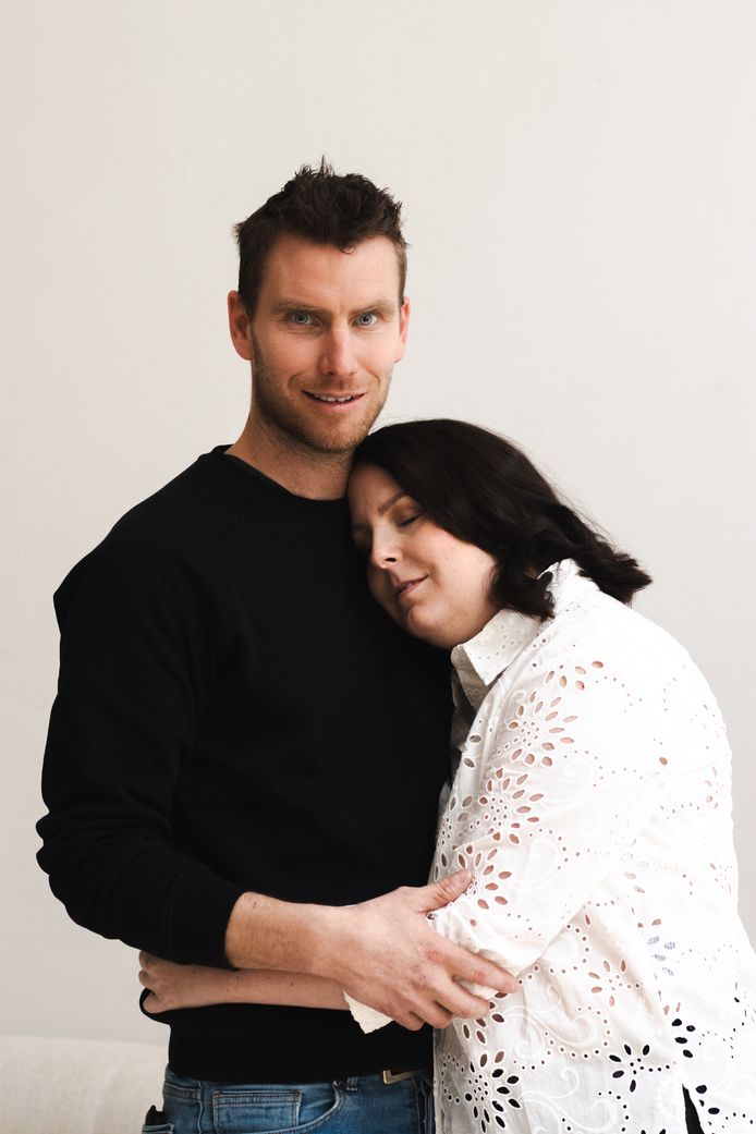 PORTRET. Amber (31) leeft met ongeneeslijke kanker: “Ik werd wakker en zag dat ik door midden ...