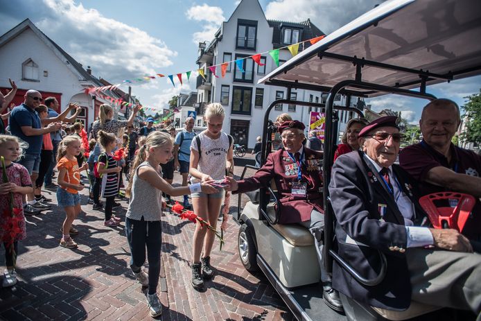 Britse veteranen onthullen nieuw gedenkteken bij Renkumse heide ...