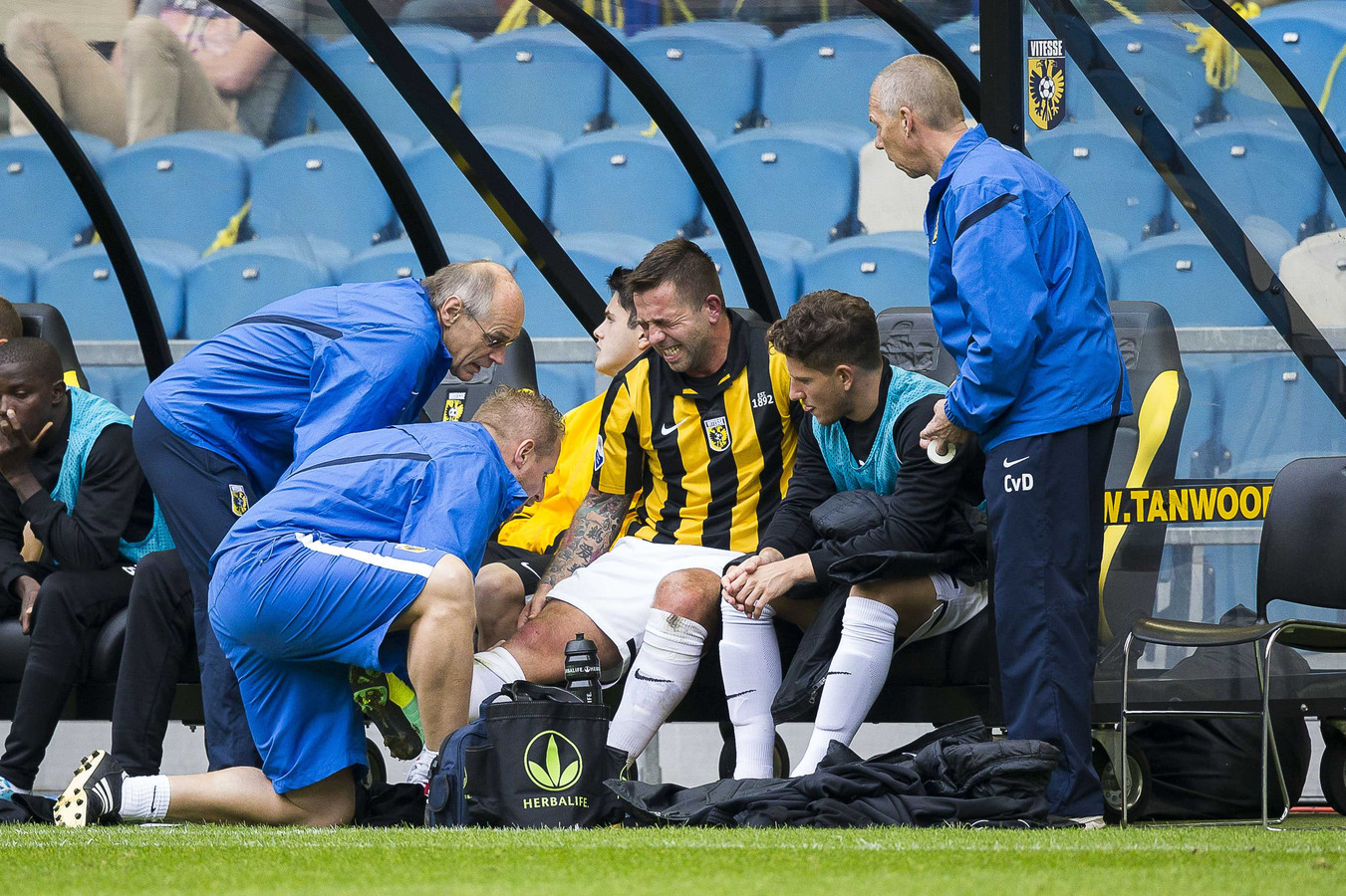 Nieuwe knieblessure voor Theo Janssen | Foto | bd.nl Nieuwe knieblessure voor Theo Janssen | Foto | bd.nl