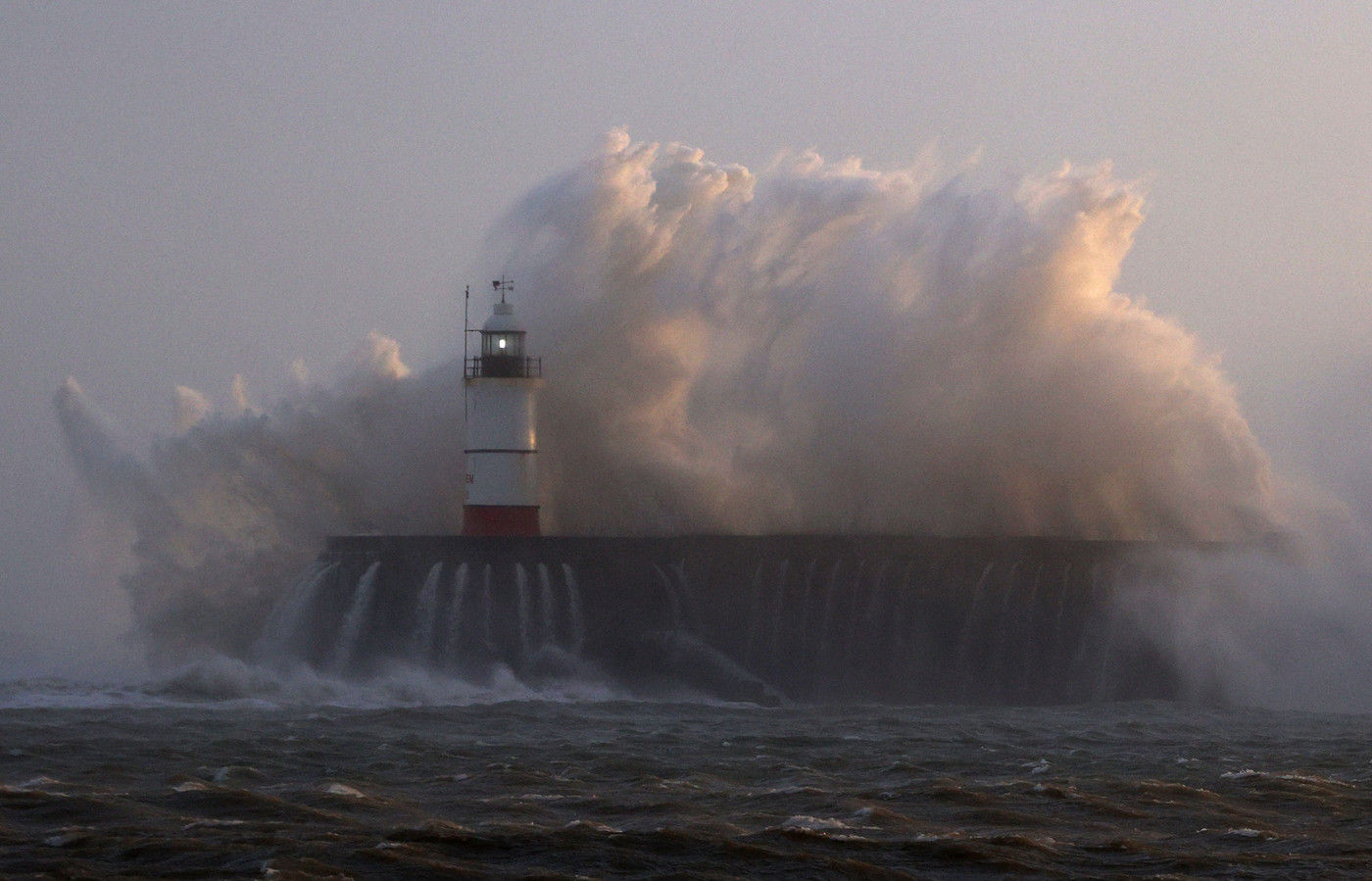 Storm Henk zorgt ook voor chaos in buitenland: één dode ...