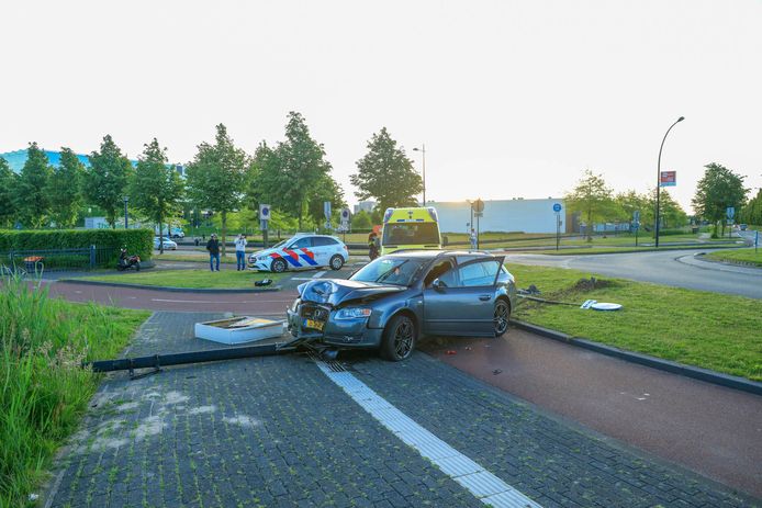 Automobilist raakt macht over stuur kwijt en knalt lantaarnpaal omver: slachtoffer naar ...
