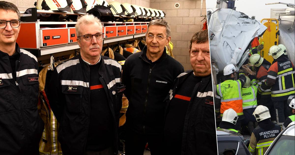 KETTINGBOTSING IN DE MIST. Deze brandweermannen waren het snelst bij de ...