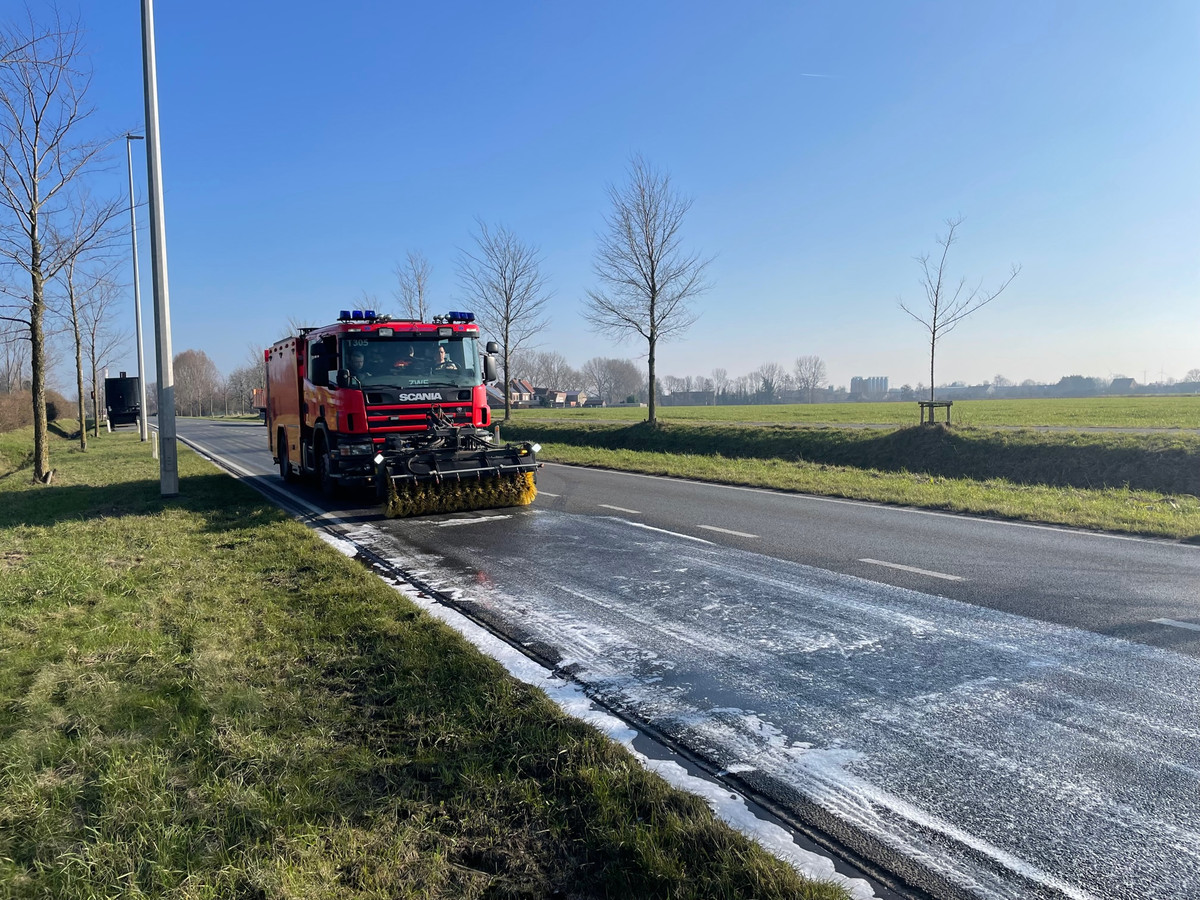 Hydraulische olie op N36 in Bavikhove dreigt avondspits in de war te ...