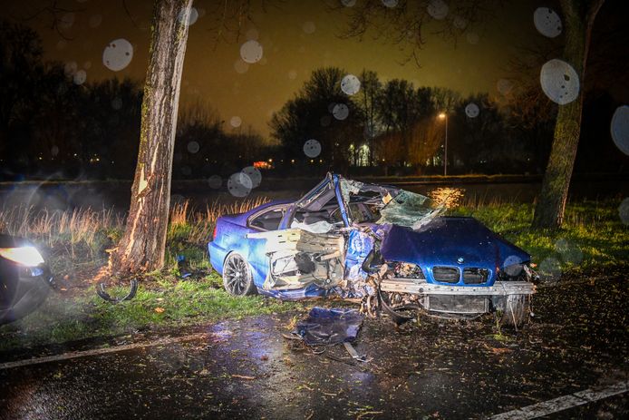 Flinke klapper op N207: automobilist ramt boom en raakt bekneld, één ...