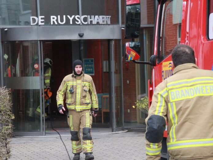 Verpleegkundige blust zuurstofconcentrator in kamer bewoner rusthuis ...